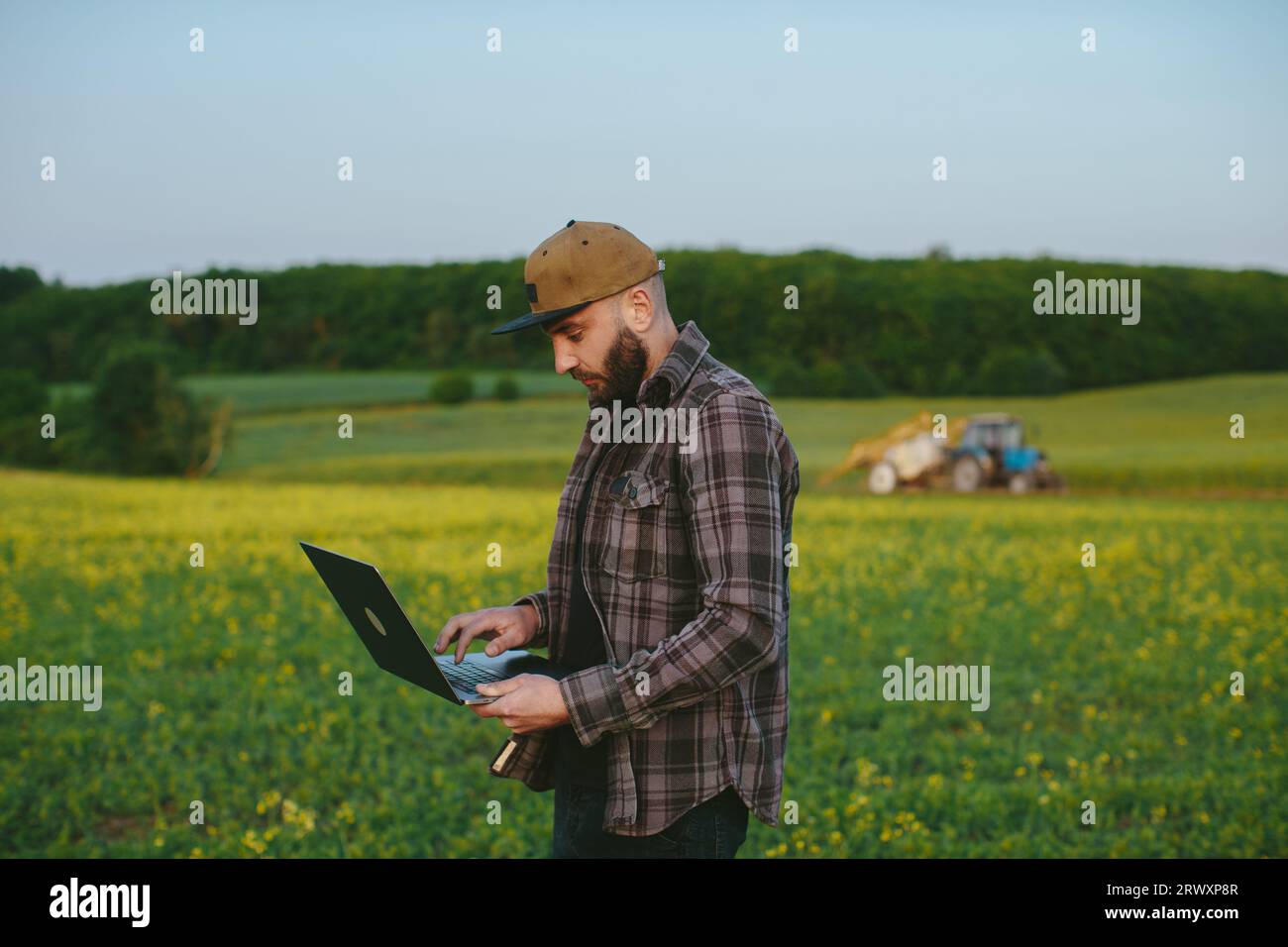 Farmer using technology hi-res stock photography and images - Alamy