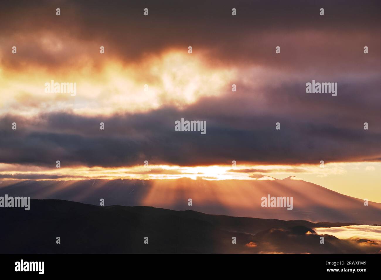 Radiant rays of twilight light Stock Photo - Alamy