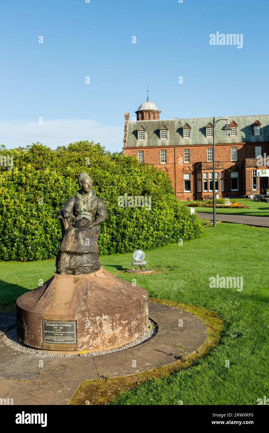 Bronze statue of Elizabeth Crichton by Bill Scott with the Holiday Inn ...