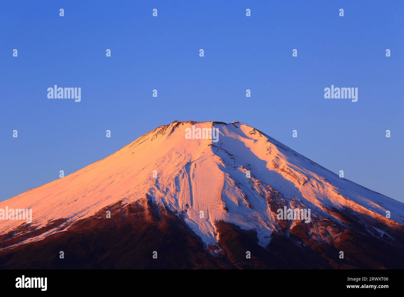 Red Fuji seen from Lake Yamanaka Stock Photo - Alamy