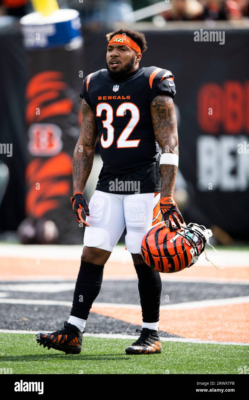 Cincinnati Bengals running back Trayveon Williams (32) warms up before ...