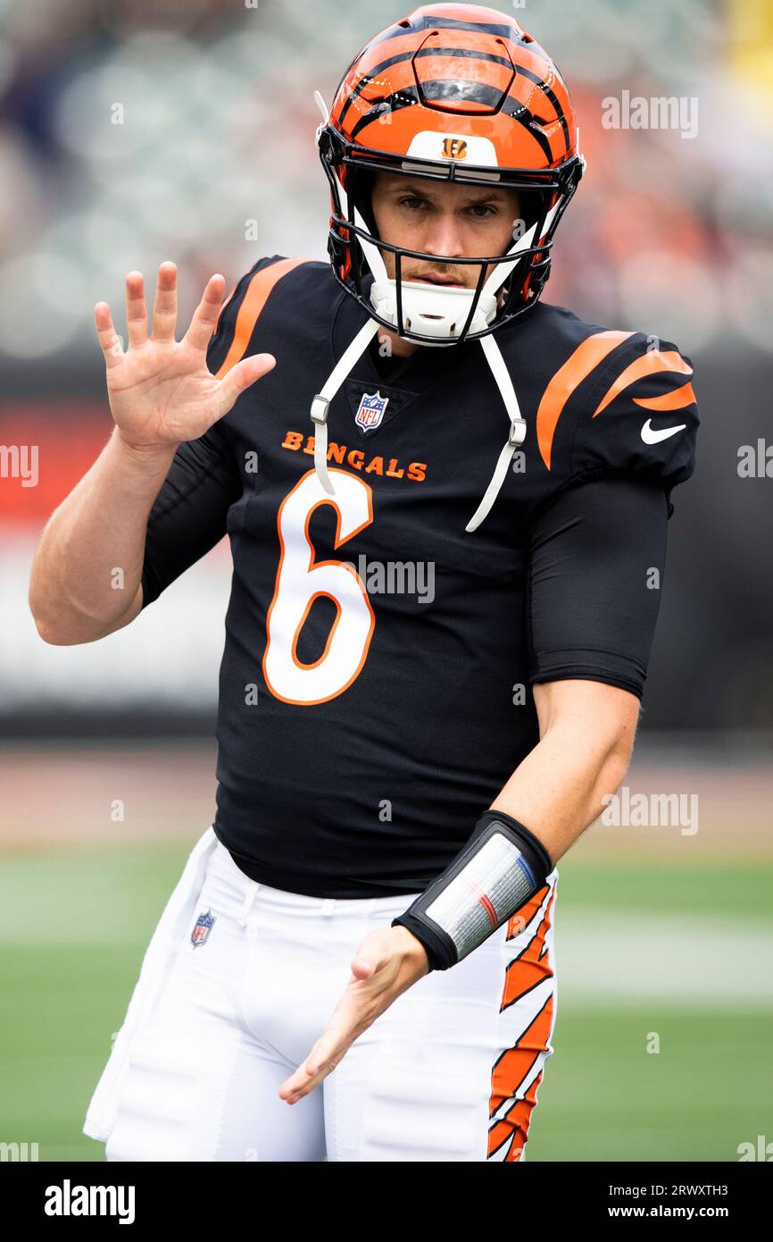 Cincinnati Bengals quarterback Jake Browning (6) warms up before an NFL ...