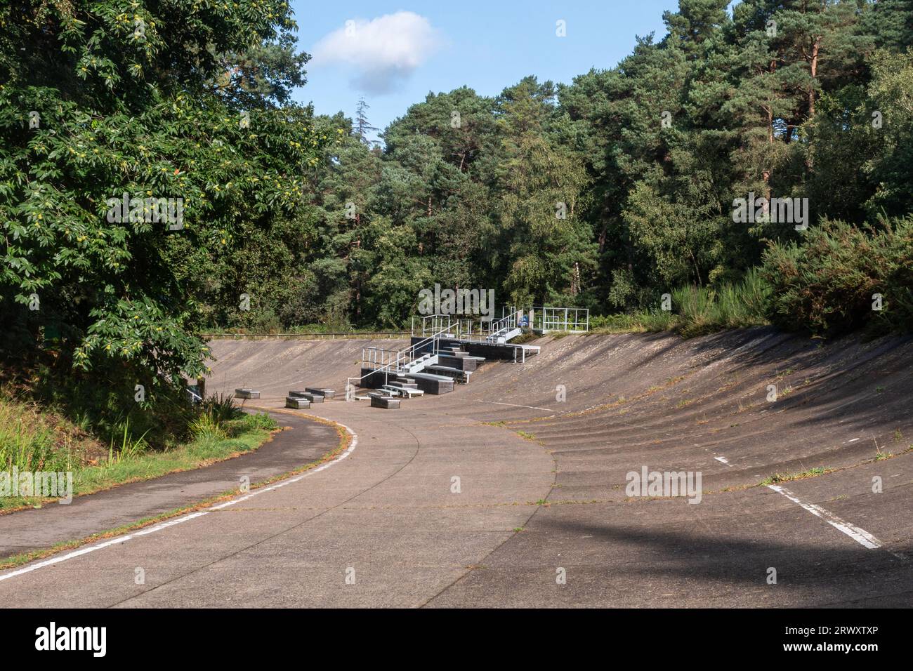 The banked curve hi-res stock photography and images - Alamy