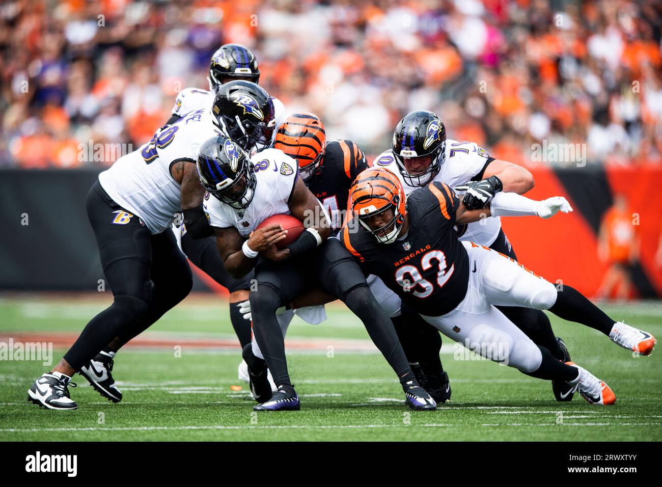 Baltimore Ravens quarterback Lamar Jackson (8) carries the ball against ...