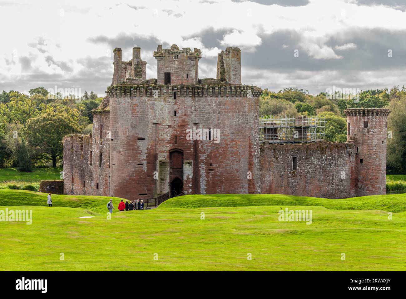 13th century triangular scottish castle hi-res stock photography and ...