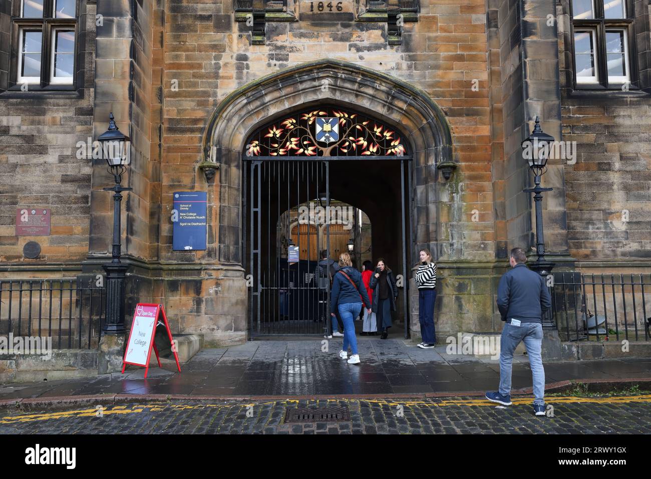 Students passing though entrance to the Edinburgh University, School of ...