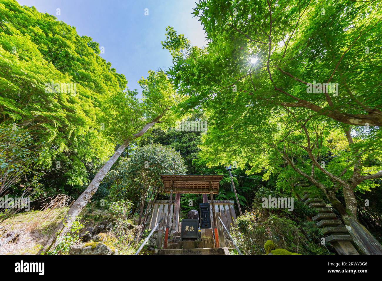 Shuzenji Onsen The tomb of Minamoto no Yorie, the second shogun of the ...