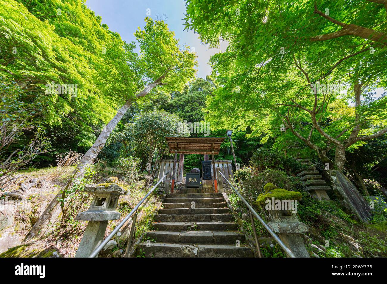 Shuzenji Onsen The tomb of Minamoto no Yorie, the second shogun of the ...
