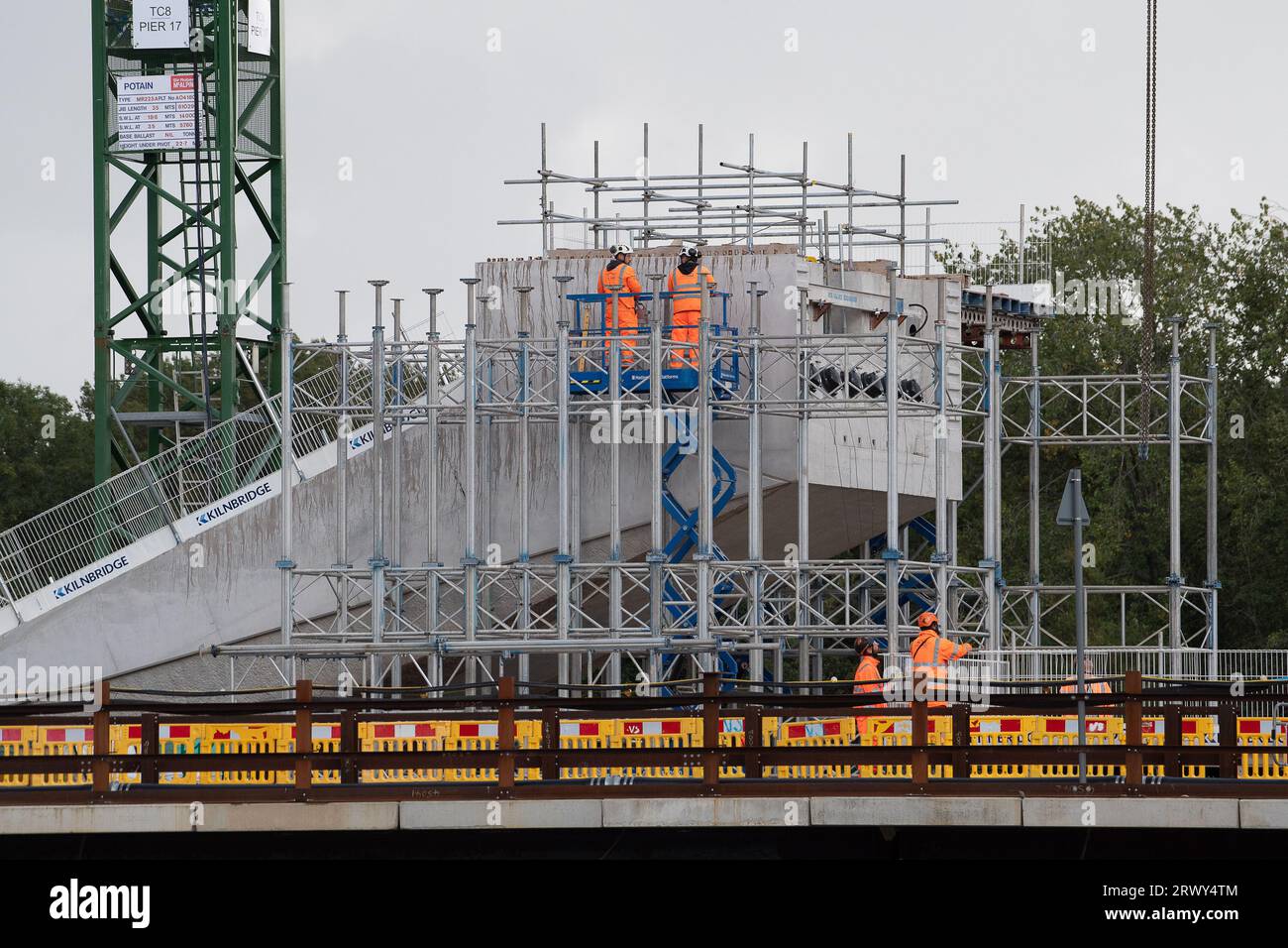 Hs2 viaduct works hi-res stock photography and images - Alamy
