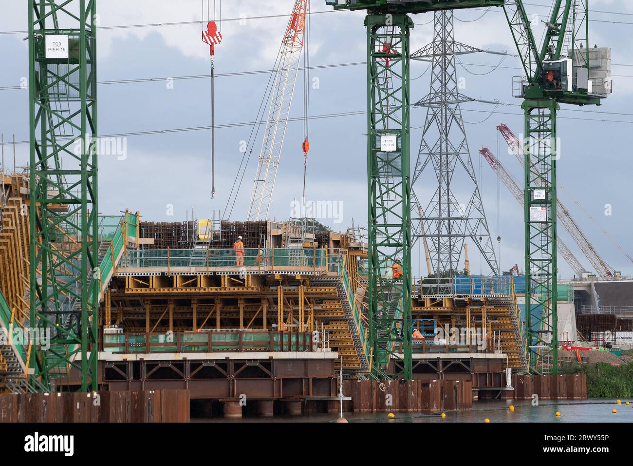 Hs2 viaduct works hi-res stock photography and images - Alamy