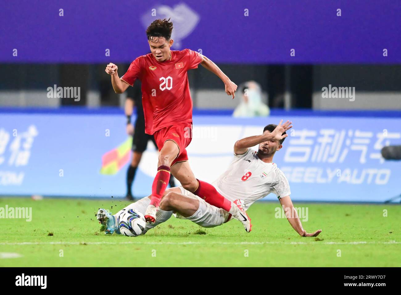 Hangzhou, China. 21st Sep, 2023. Vi Hao Bui (front) of the Vietnam men ...