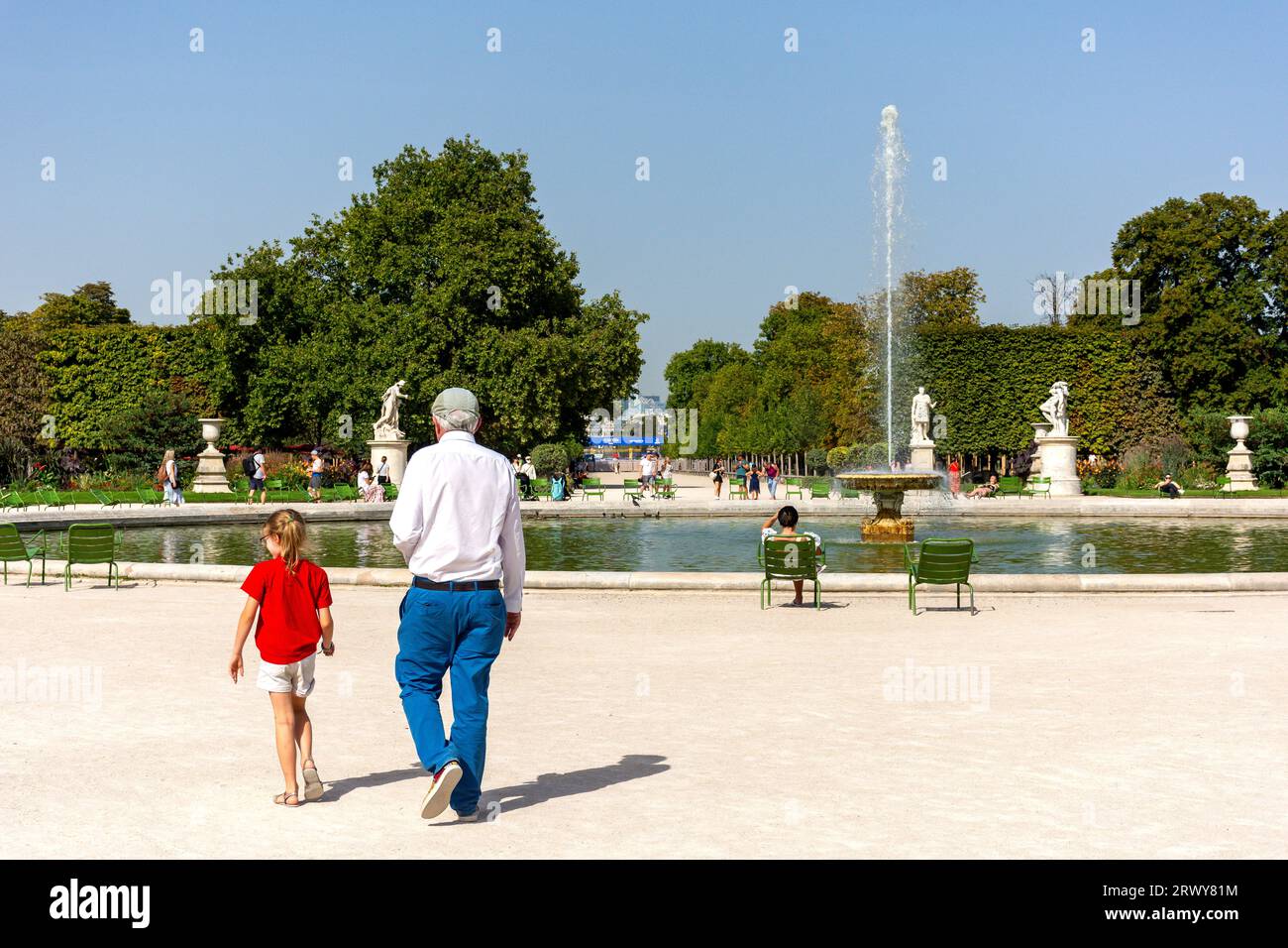 Jardin des Tuileries (Tuileries Garden), showing Grand Bassin Rond pond ...