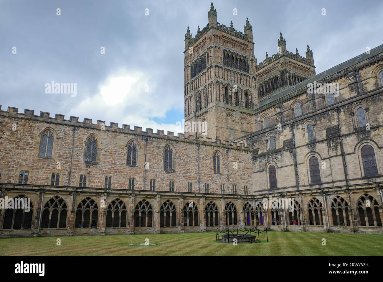 Medieval cathdral interior arches hi-res stock photography and images ...