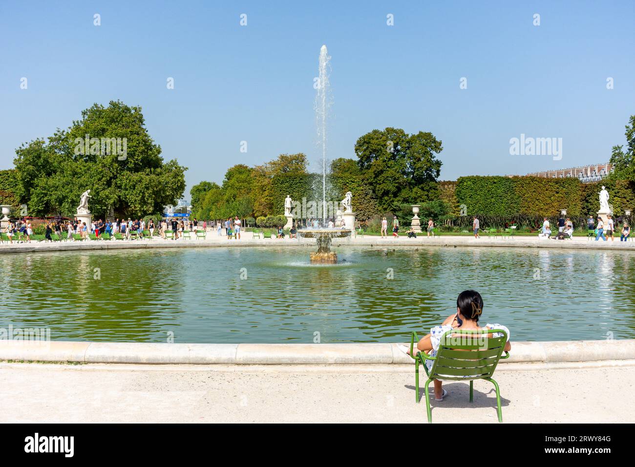 Grand Bassin Rond fountain in Jardin des Tuileries (Tuileries Garden ...