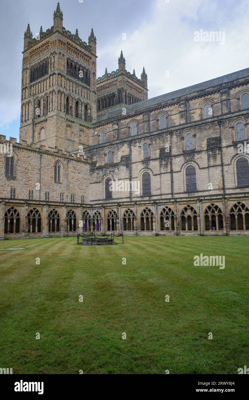 Medieval cathdral interior arches hi-res stock photography and images ...