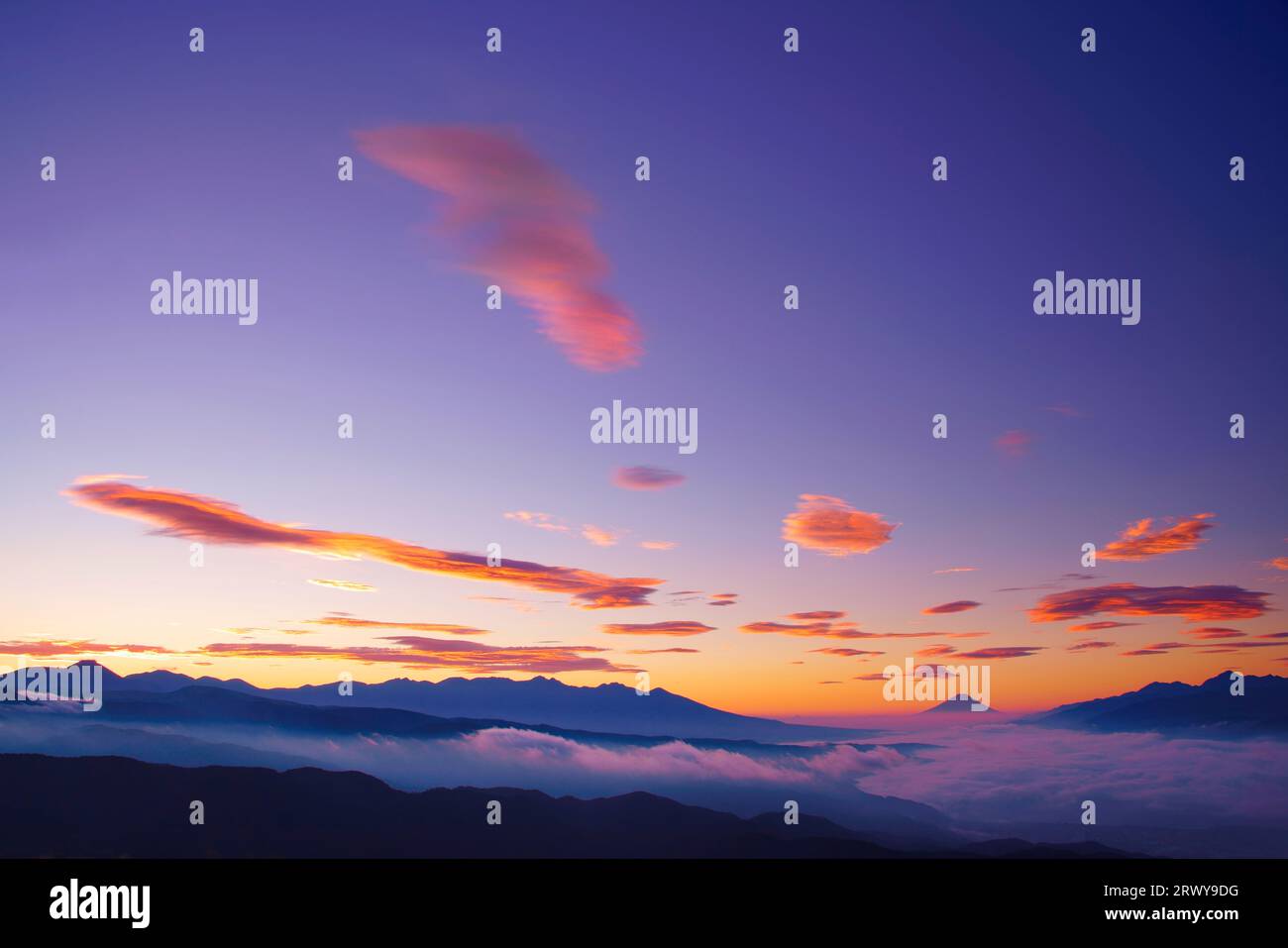 Mt. Fuji, Mt. Yagatake mountain range, morning glow and sea of clouds ...