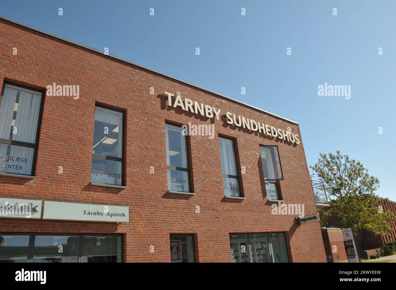 Healthcenter building hi-res stock photography and images - Alamy