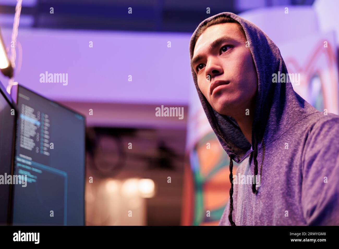 Concentrated hacker cracking database hi-res stock photography and images - Alamy