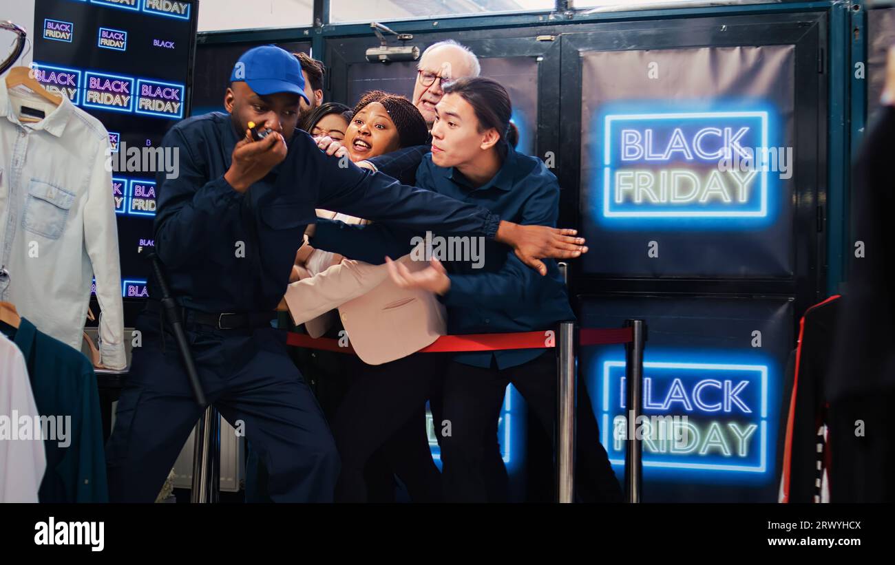 Black friday shoppers argue at entrance to catch promotional prices on ...
