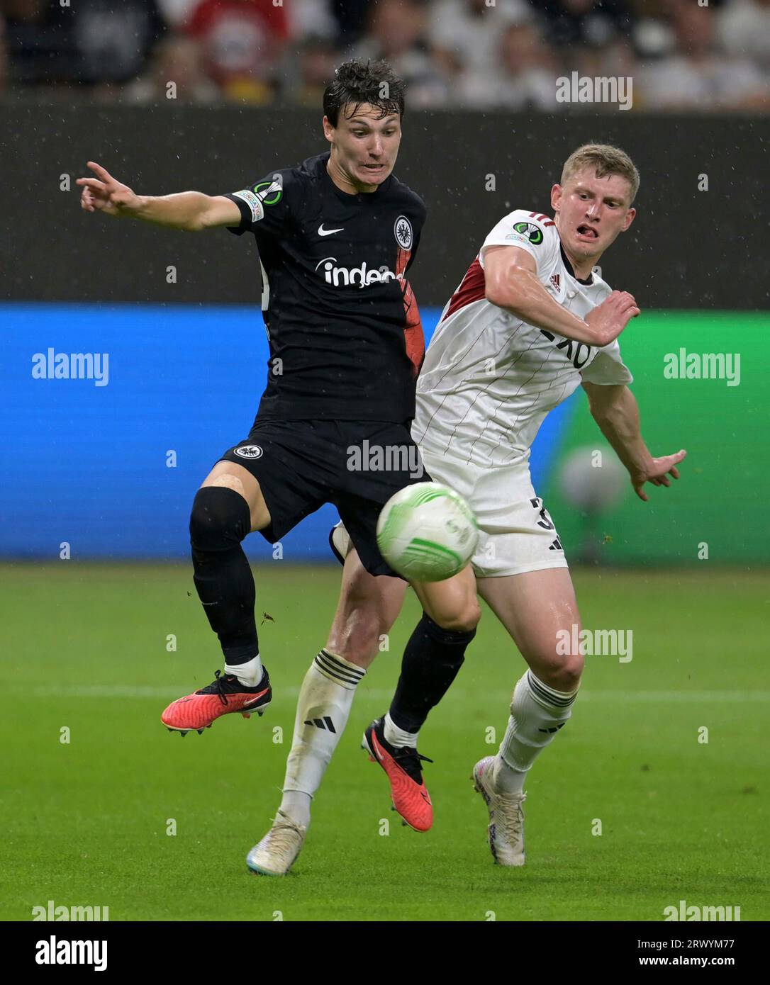 Frankfurt, Deutschland. 21st Sep, 2023. Paxton. Aaronson (li) gegen ...