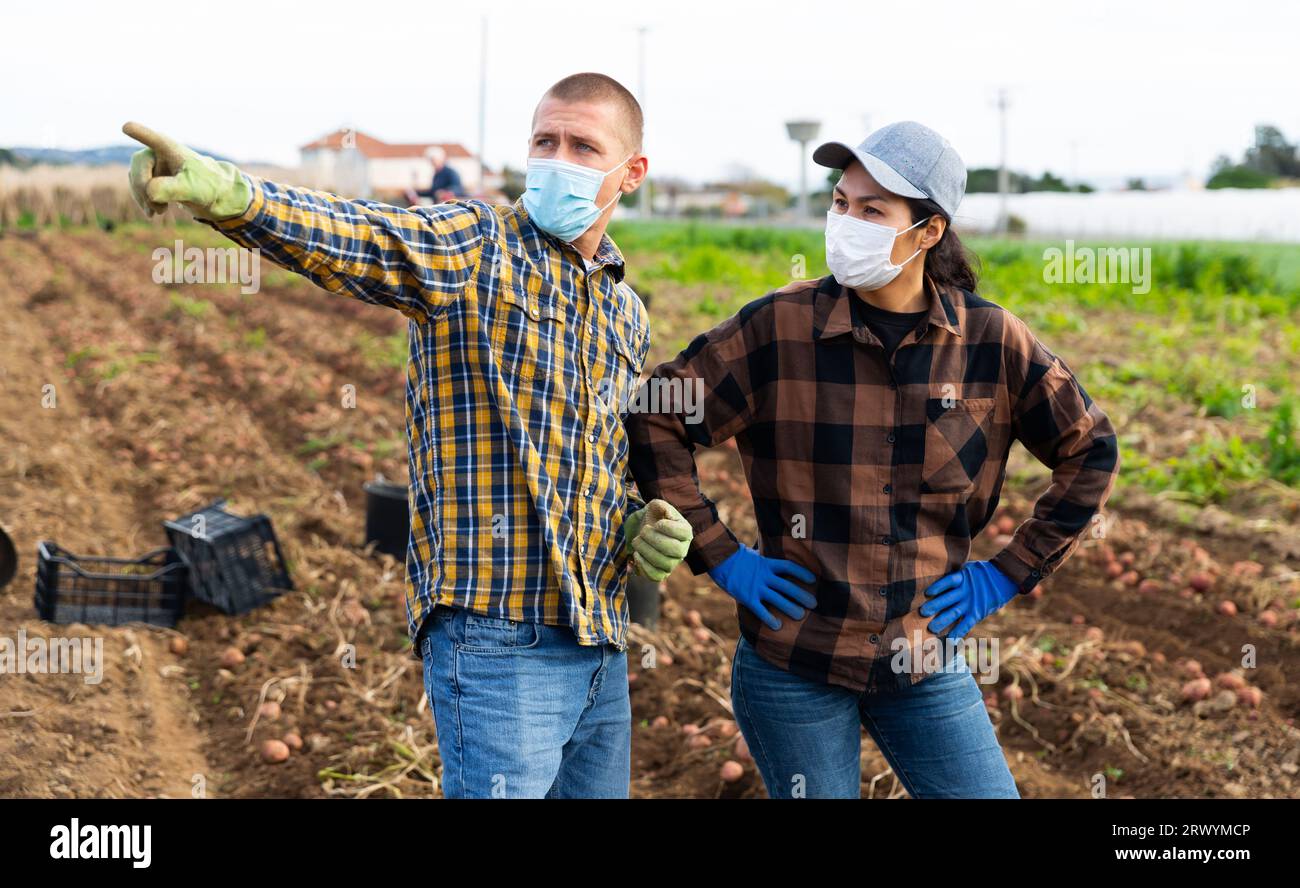 Agricultural workers having hi-res stock photography and images - Alamy