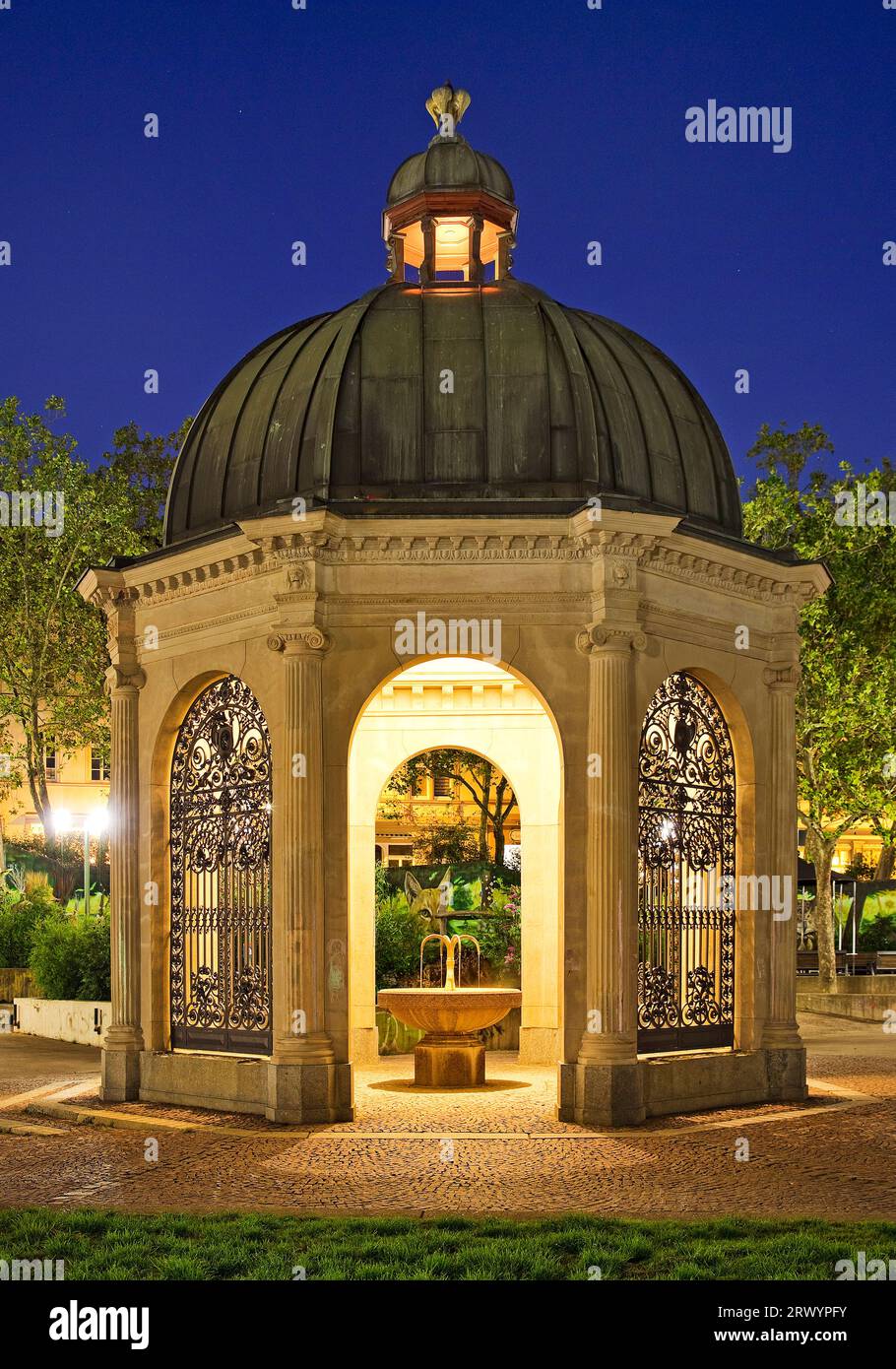 Square pavilions hi-res stock photography and images - Alamy