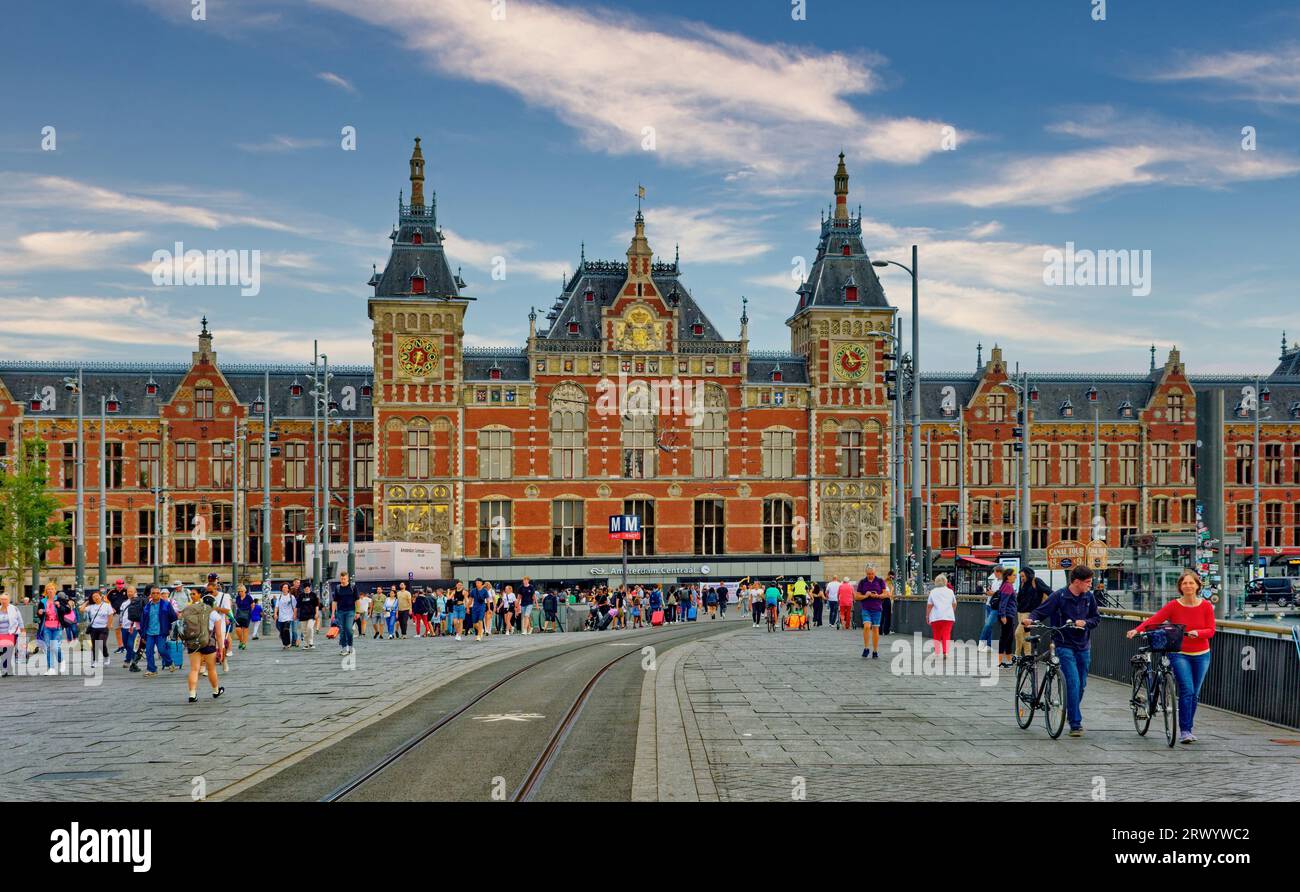 Amsterdam Centraal Train Station Stock Photo - Alamy