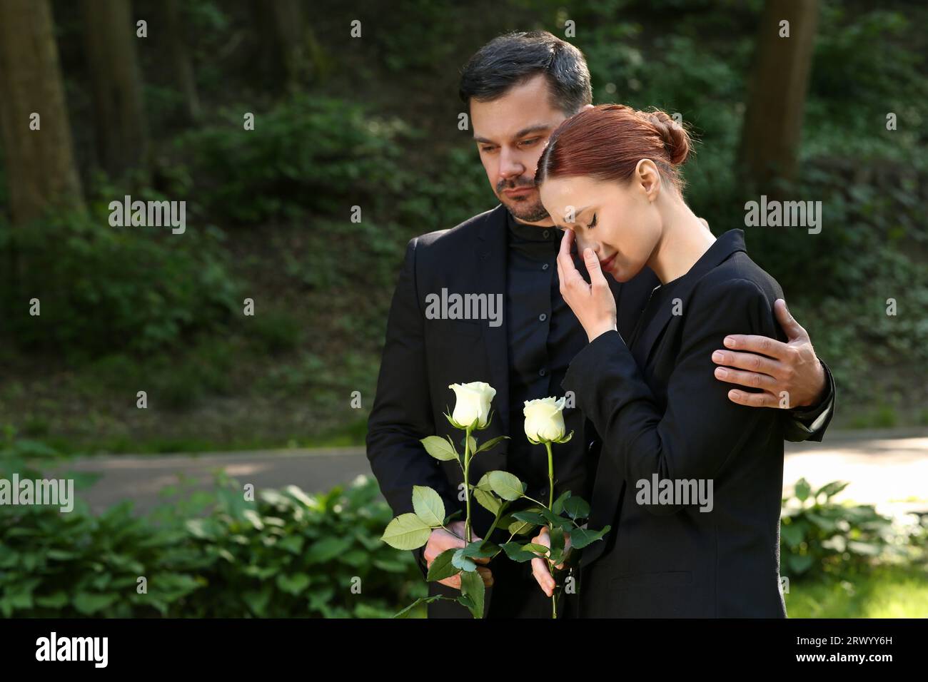 Woman crying man comforting hi-res stock photography and images - Alamy