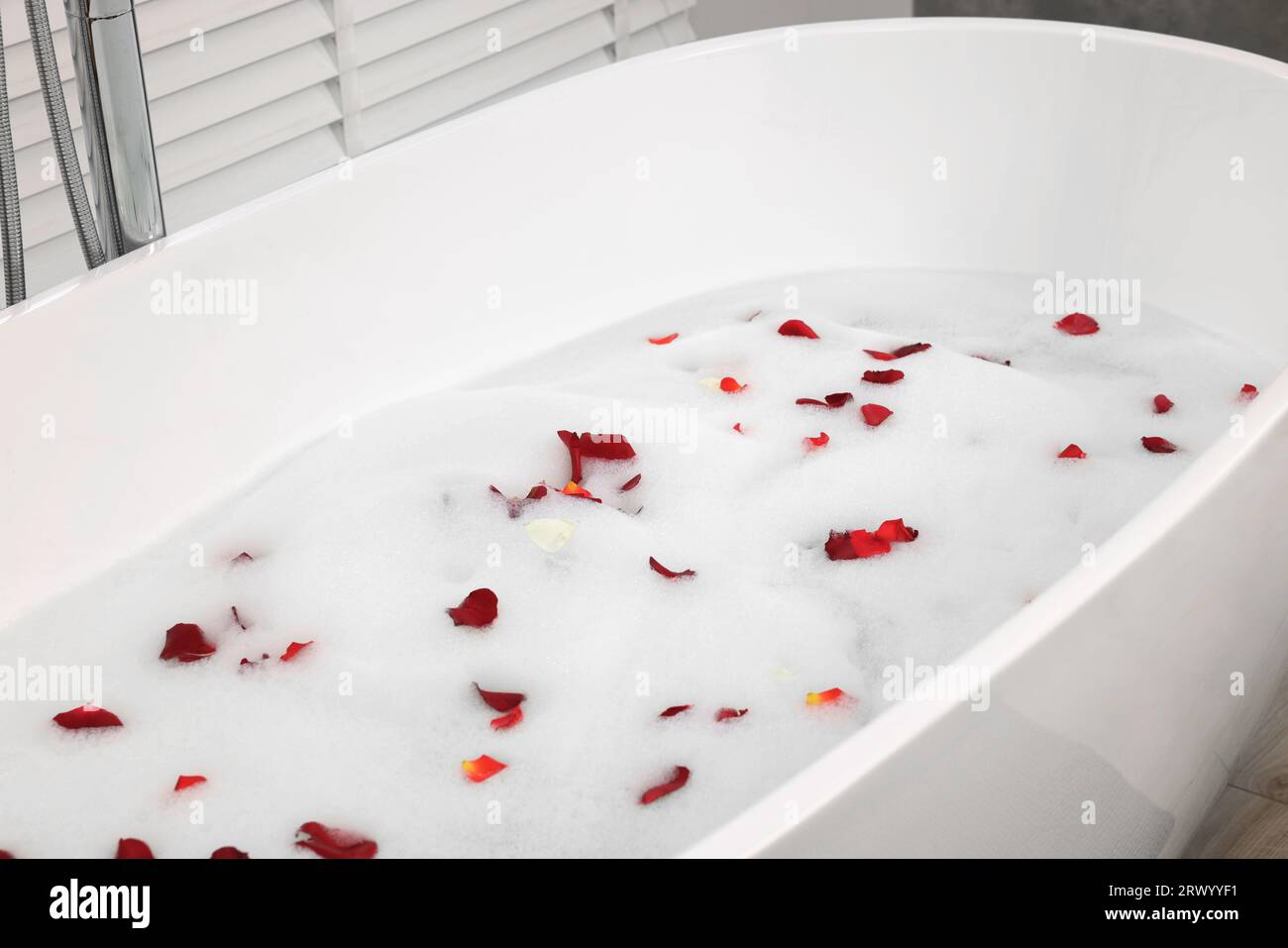 Rose petals bath foam spa hi-res stock photography and images - Alamy