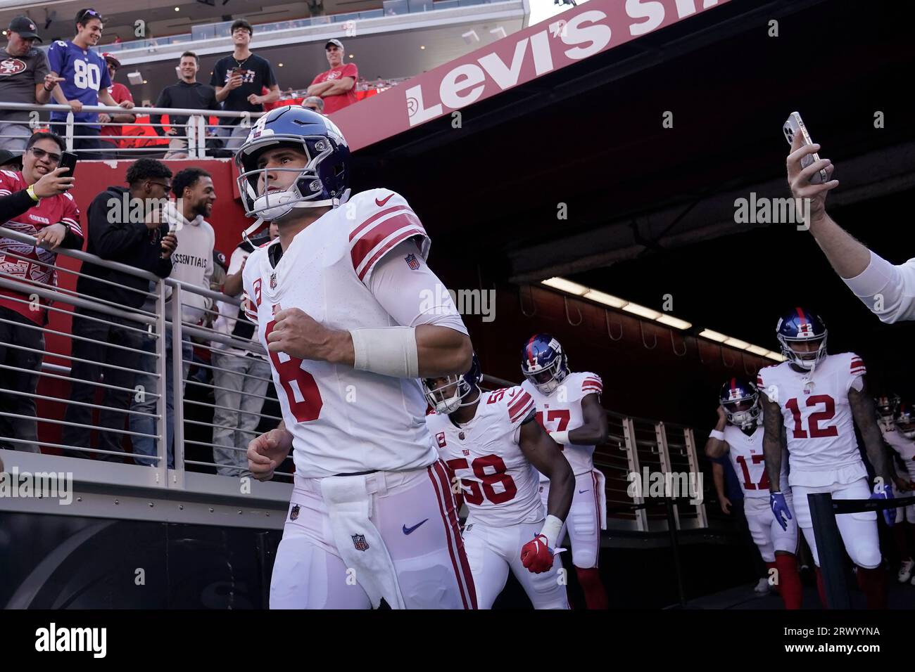 New York Giants quarterback Daniel Jones (8) jogs onto the field before ...