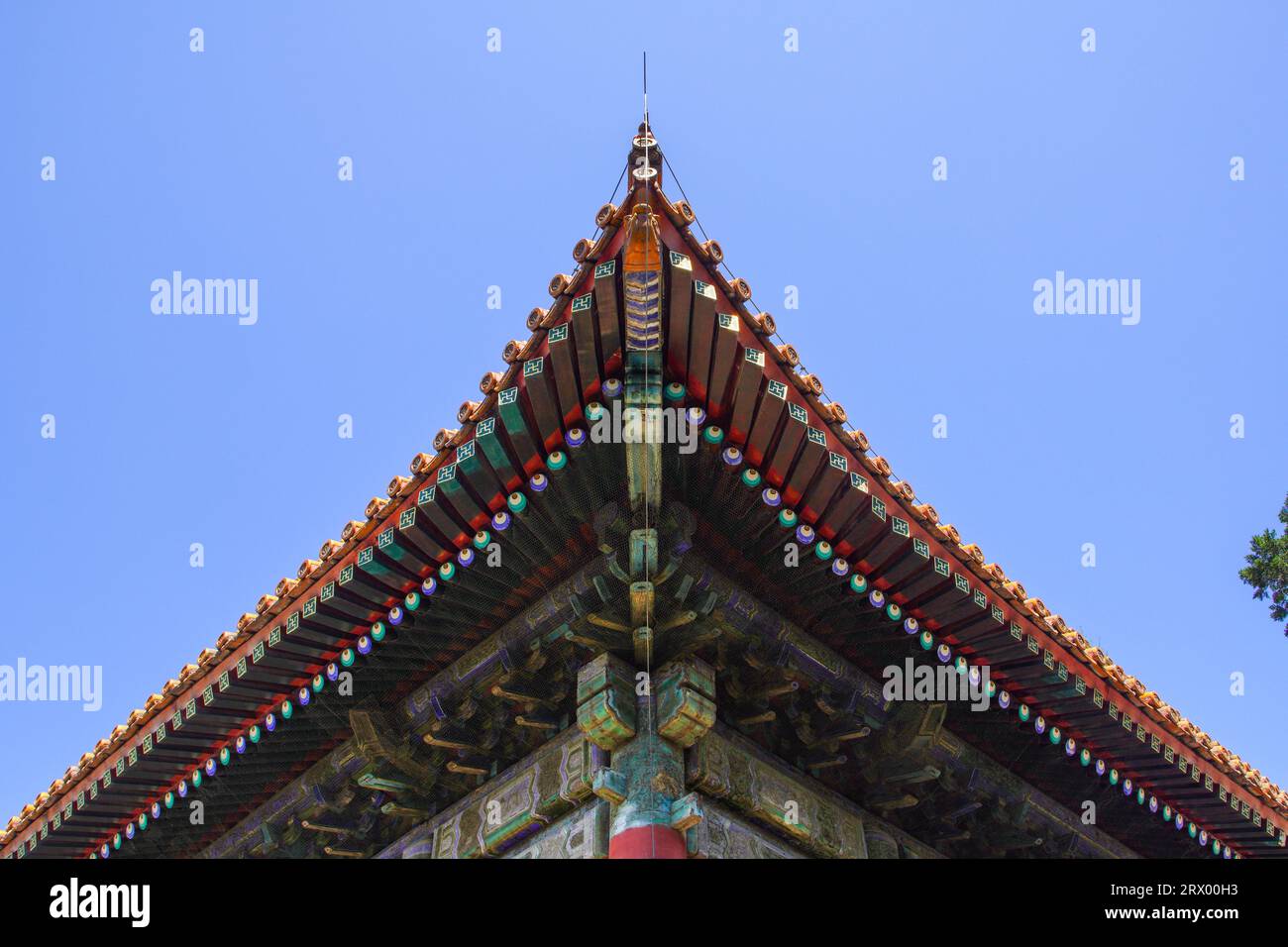 Arch of wooden architecture, Dacheng Hall, Beijing Temple of Confucius ...