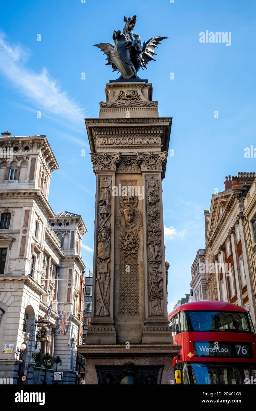 The Temple Bar Memorial Stands In The Middle of The Street Next To The ...