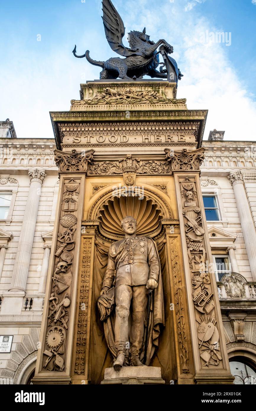 The Temple Bar Memorial Stands In The Middle of The Street Next To The ...