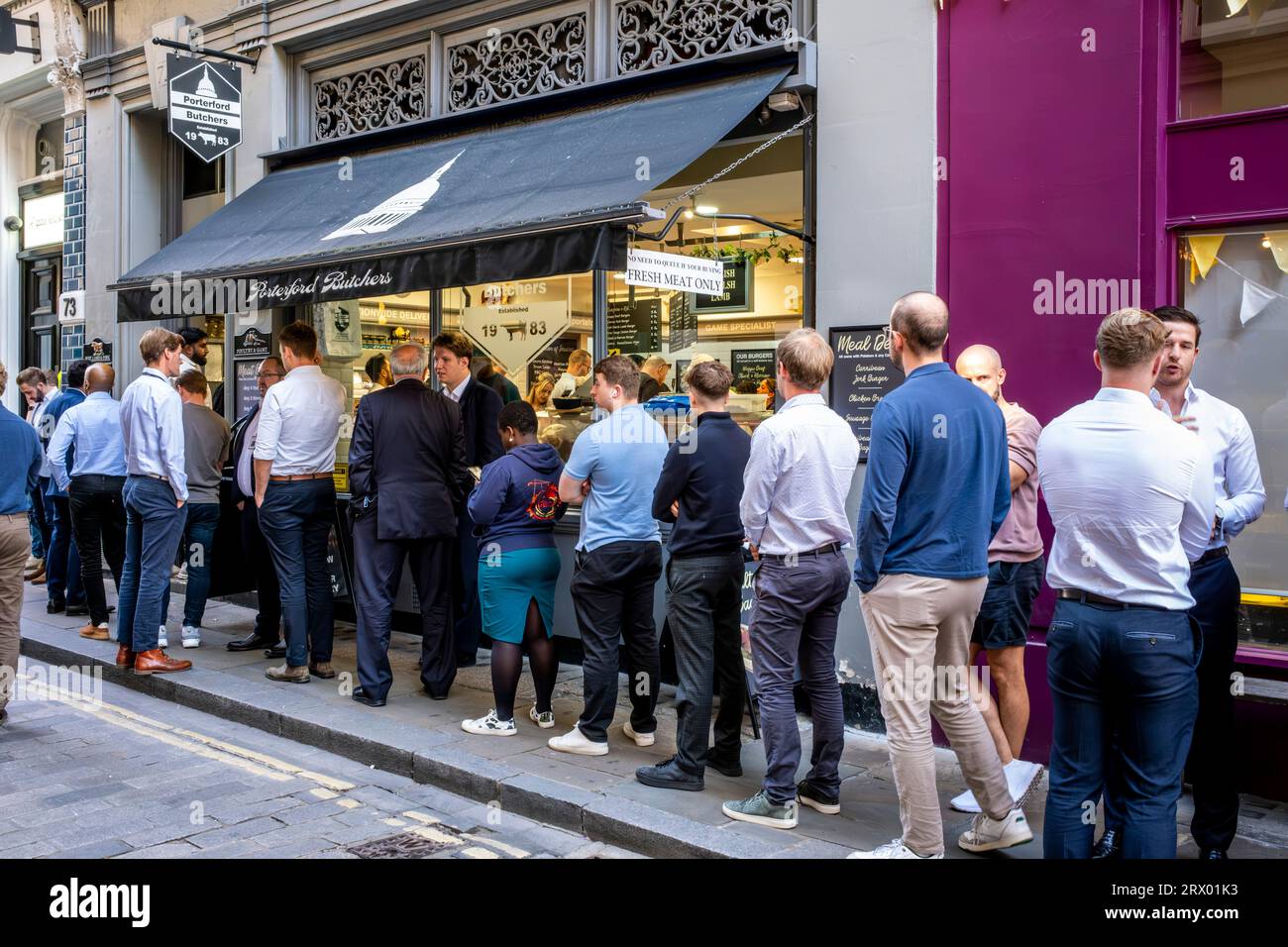 City of London Workers Queue For A Takeaway Lunch At The Porterford ...