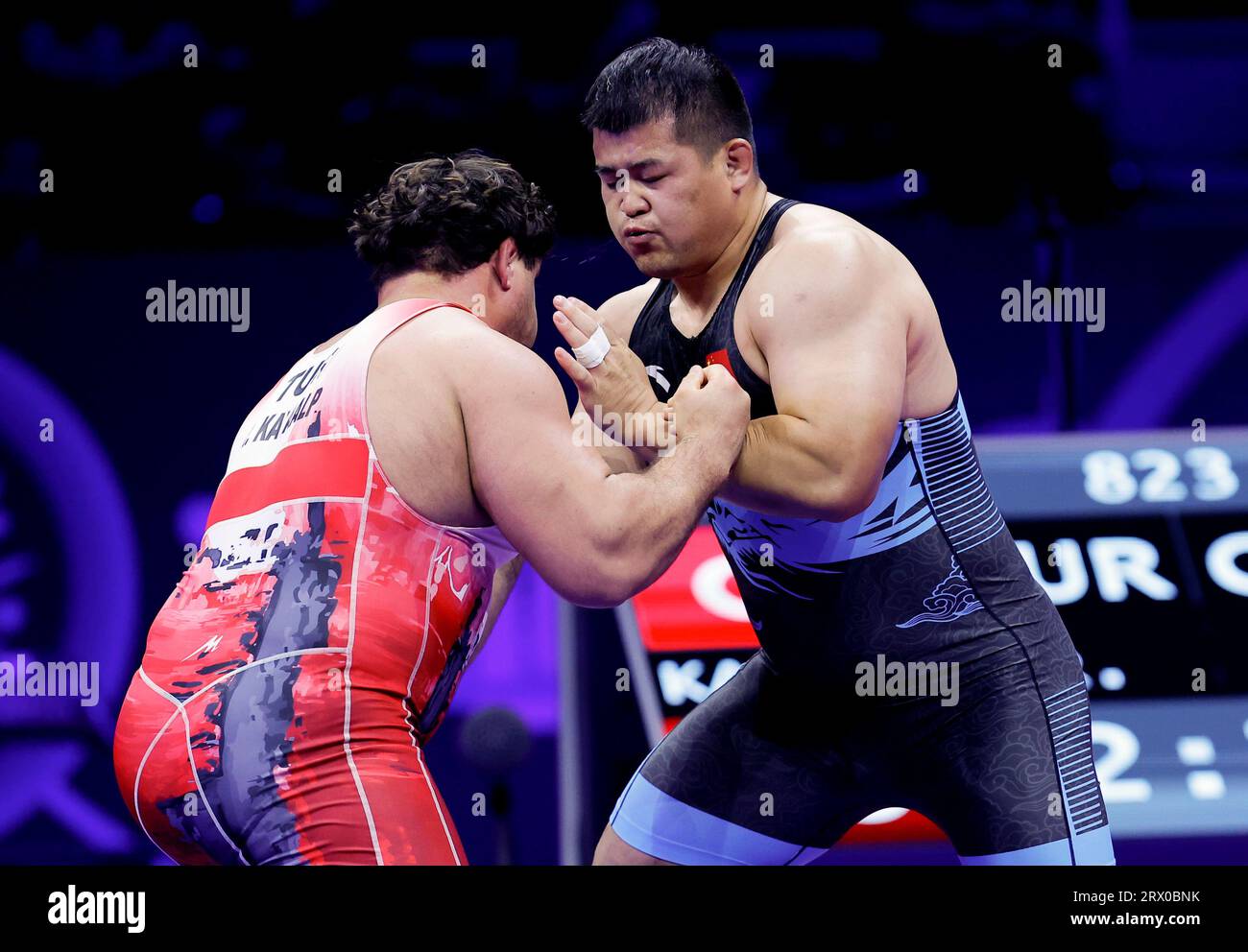 Belgrade. 21st Sep, 2023. China's Meng Lingzhe (R) and T¨¹rkiye's Riza ...