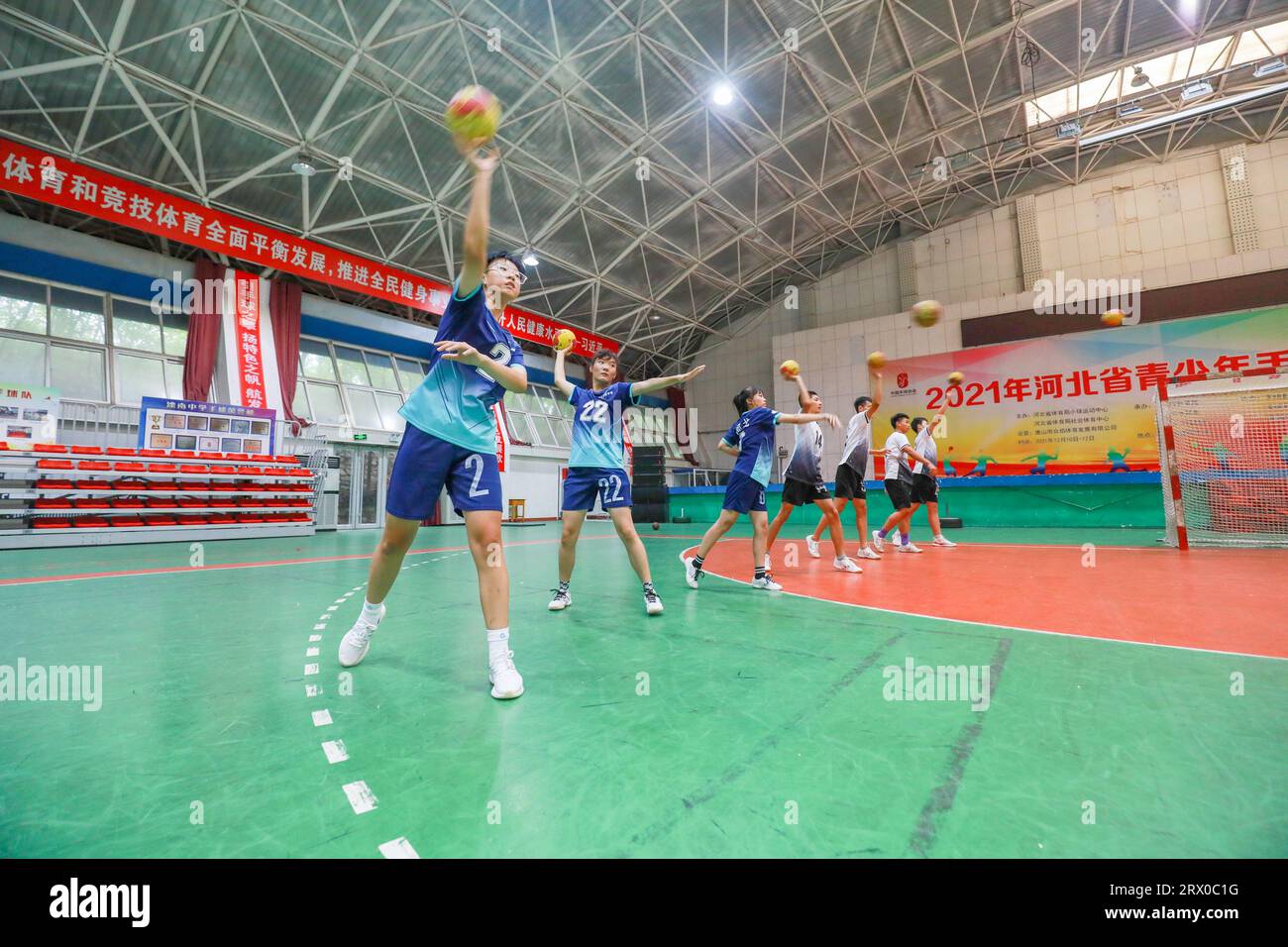 Indoor handball students hi-res stock photography and images - Alamy