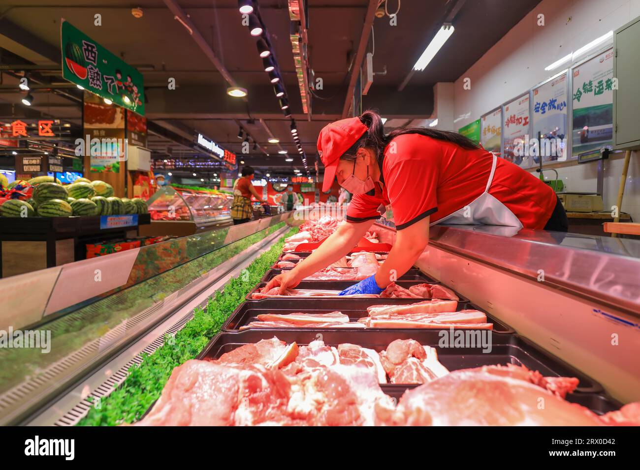 Supermarket staff hi-res stock photography and images - Alamy
