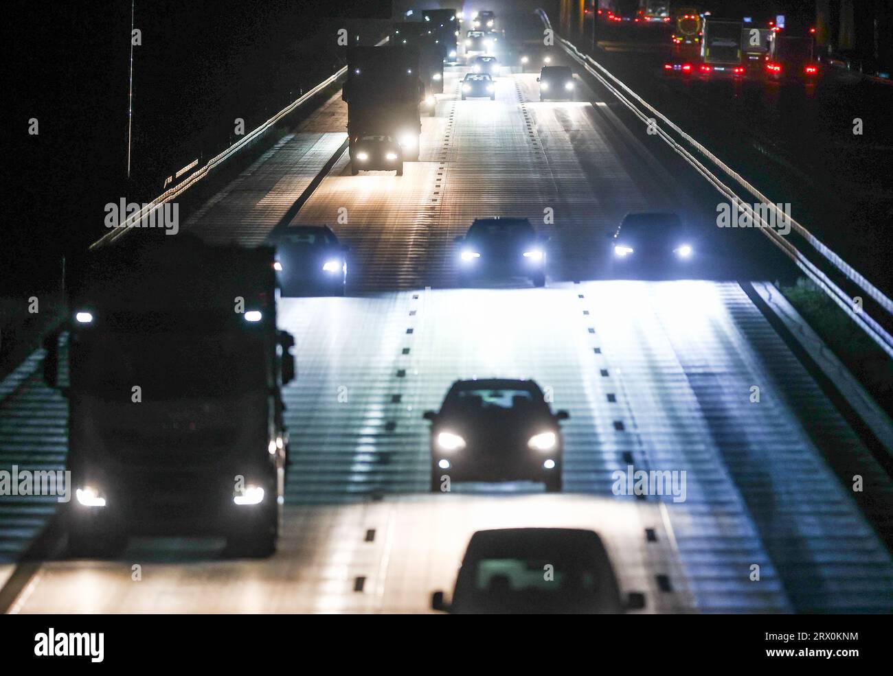 Schkeuditz, Germany. 22nd Sep, 2023. Numerous cars and trucks drive on ...
