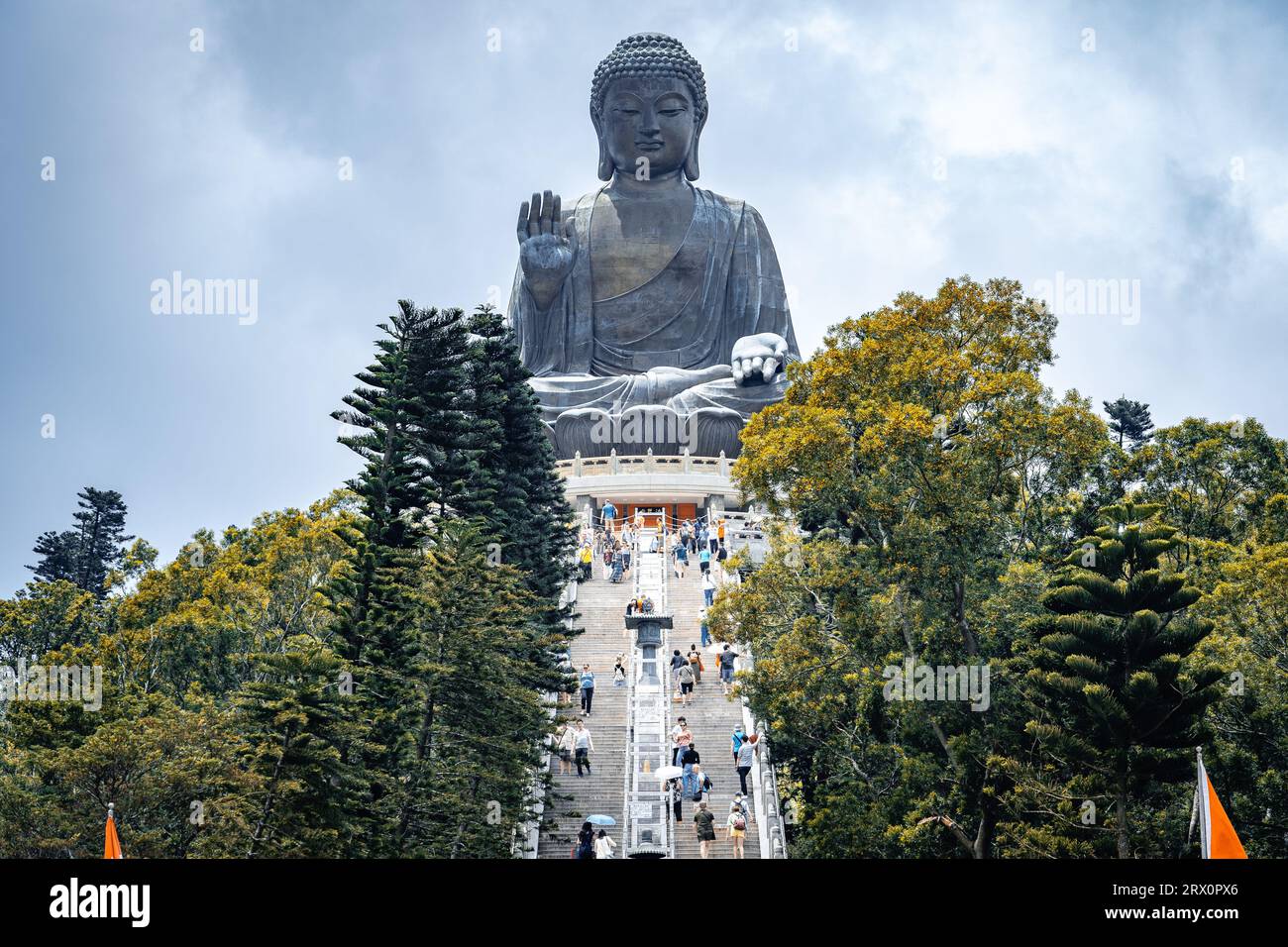 People climbing sculpture hi-res stock photography and images - Alamy