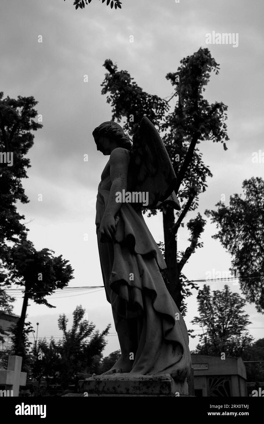 Child angel cemetery statue hi-res stock photography and images - Alamy