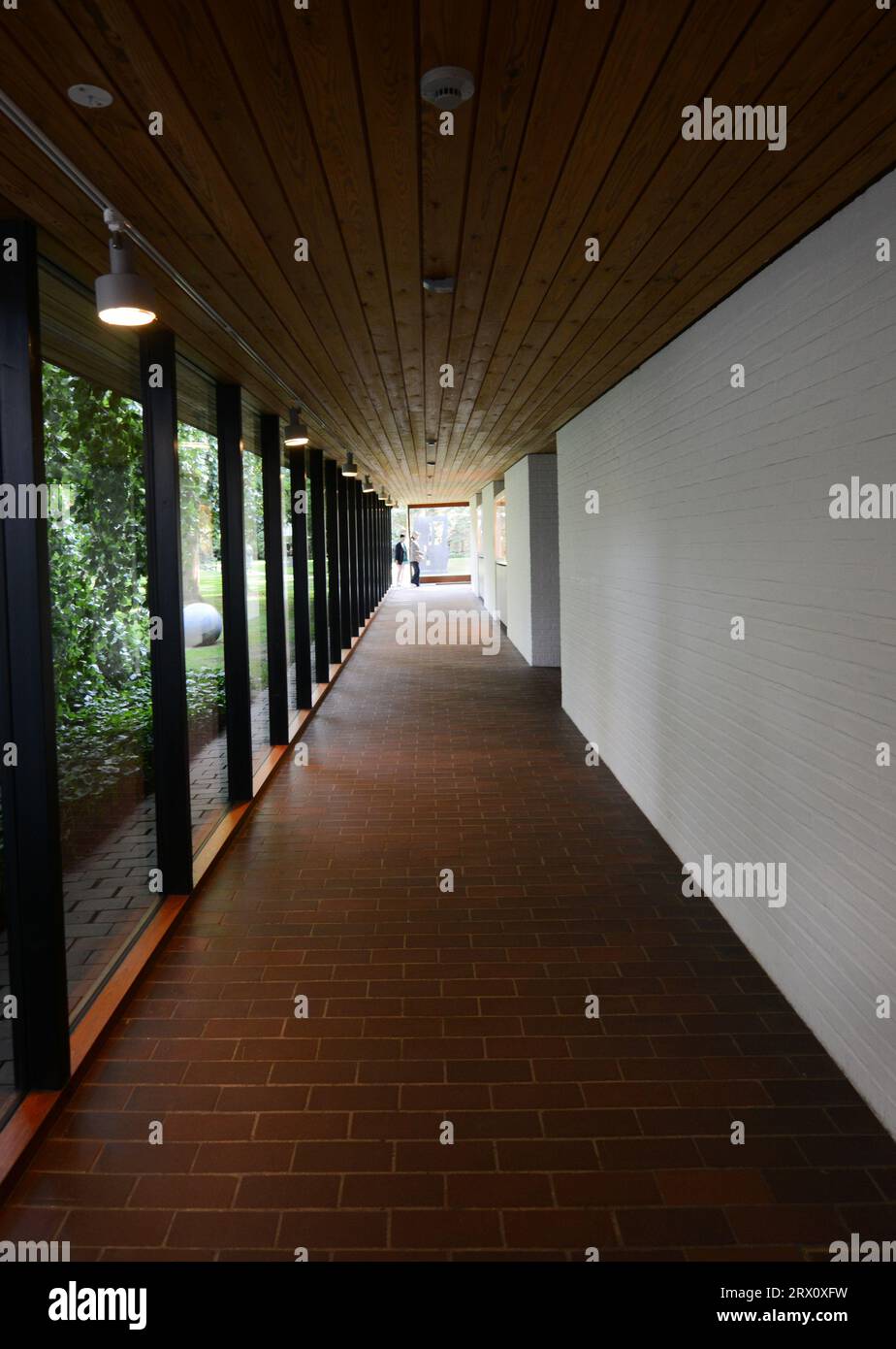 The beautiful Louisiana Museum of Modern Art in Humlebaek, Denmark ...