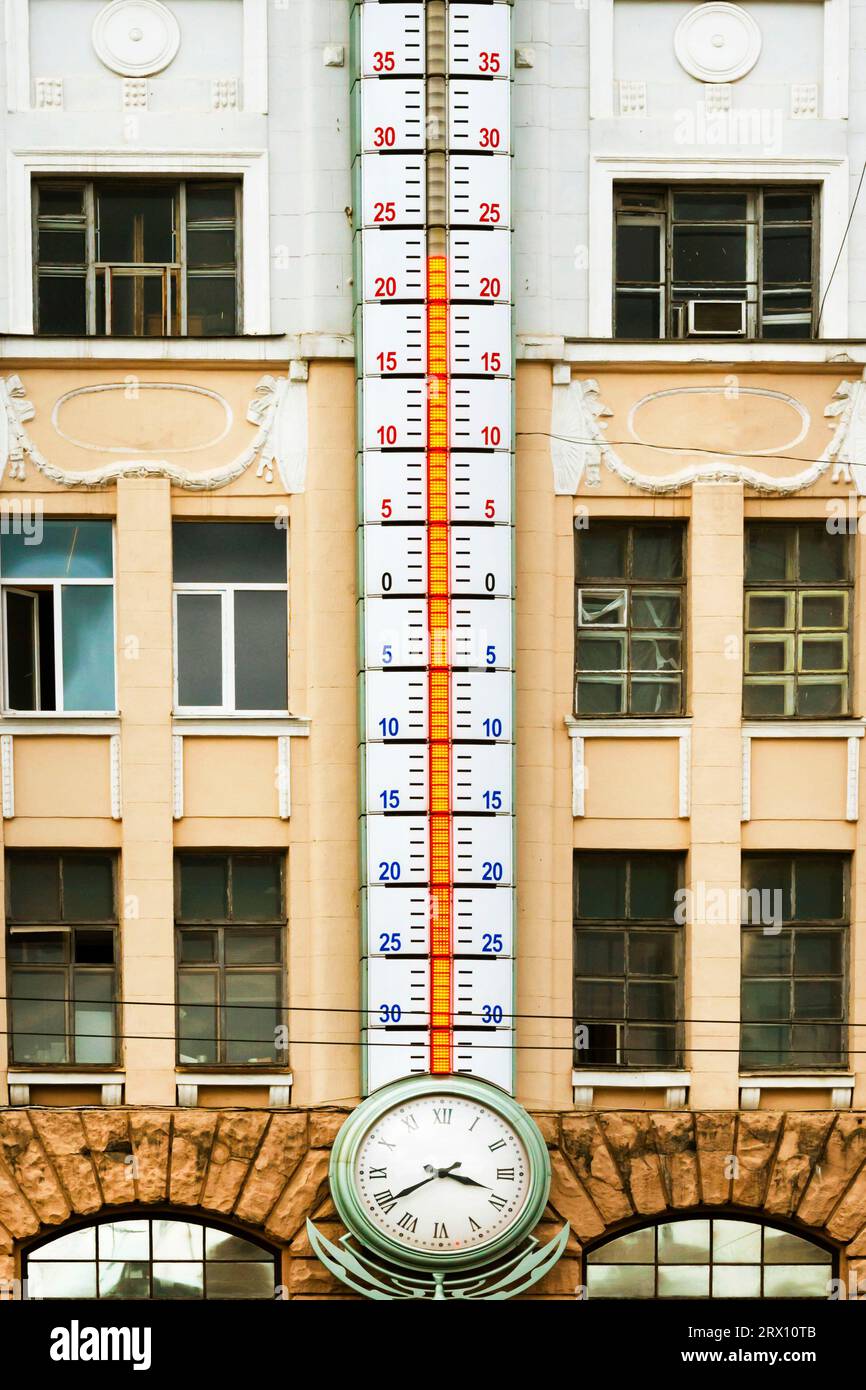 The huge thermometer on the building. Very big measuring instrument ...