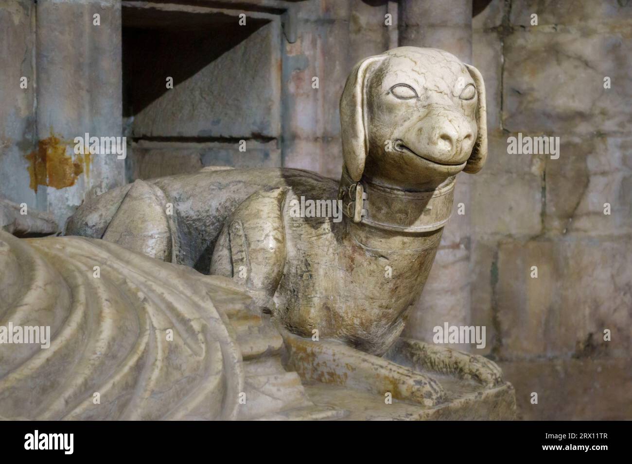 Dog tomb hi-res stock photography and images - Alamy