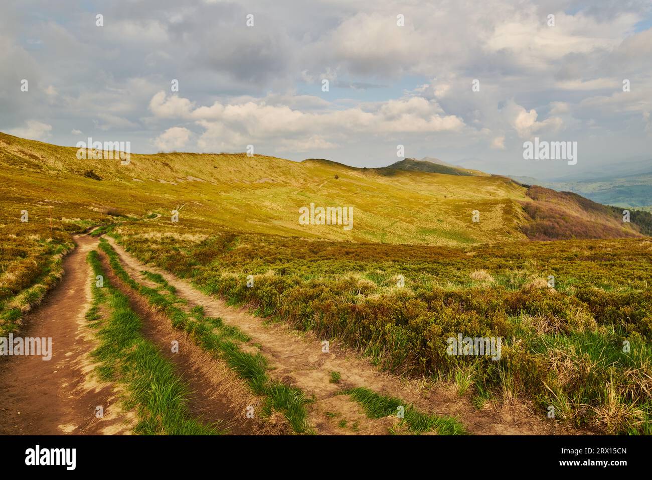 Empty road through mountains hi-res stock photography and images - Alamy