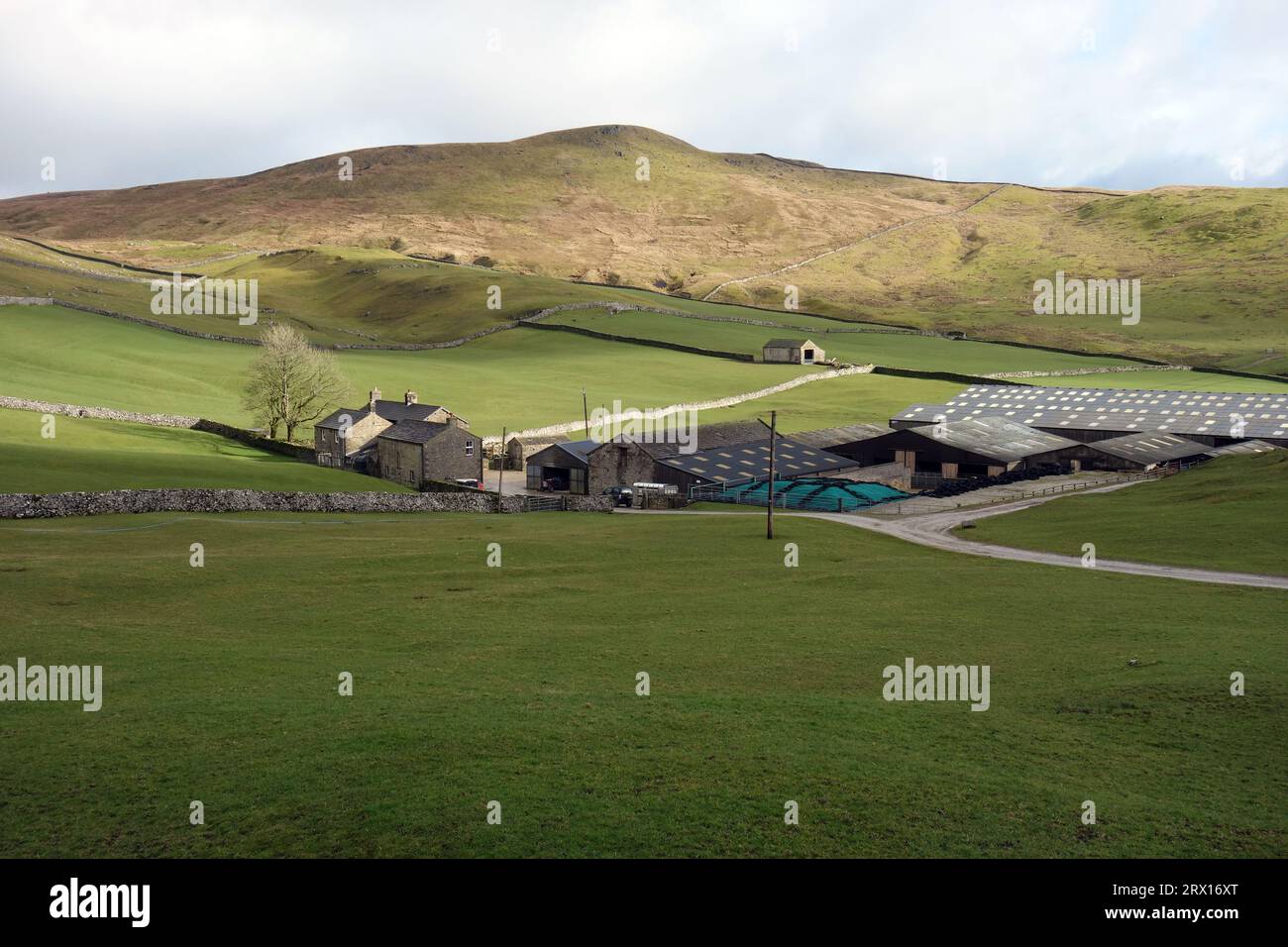 Stockdale Farm and 'Rye Loaf Hill' from the Pennine Bridleway on ...