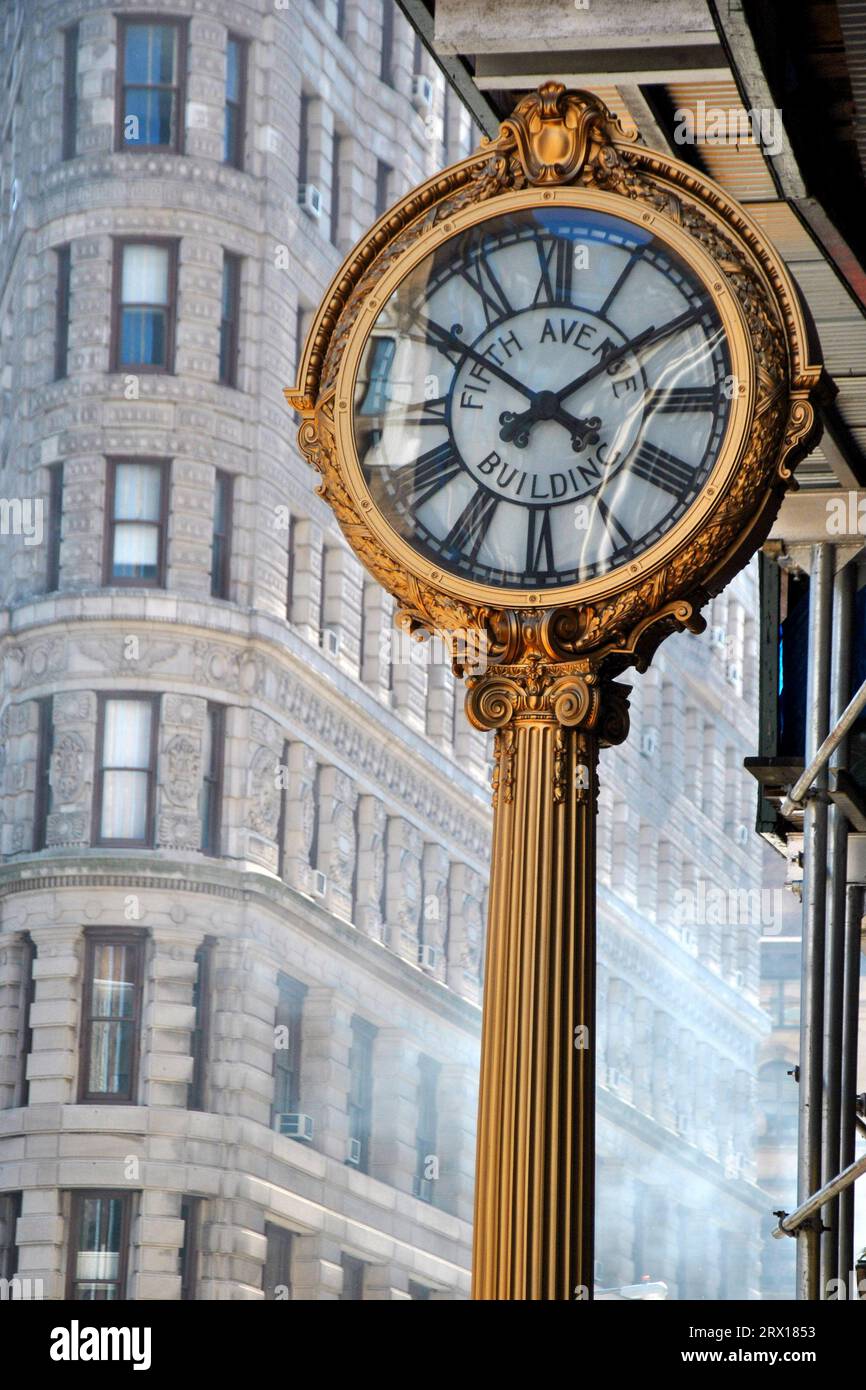 Fifth avenue clock hi-res stock photography and images - Alamy