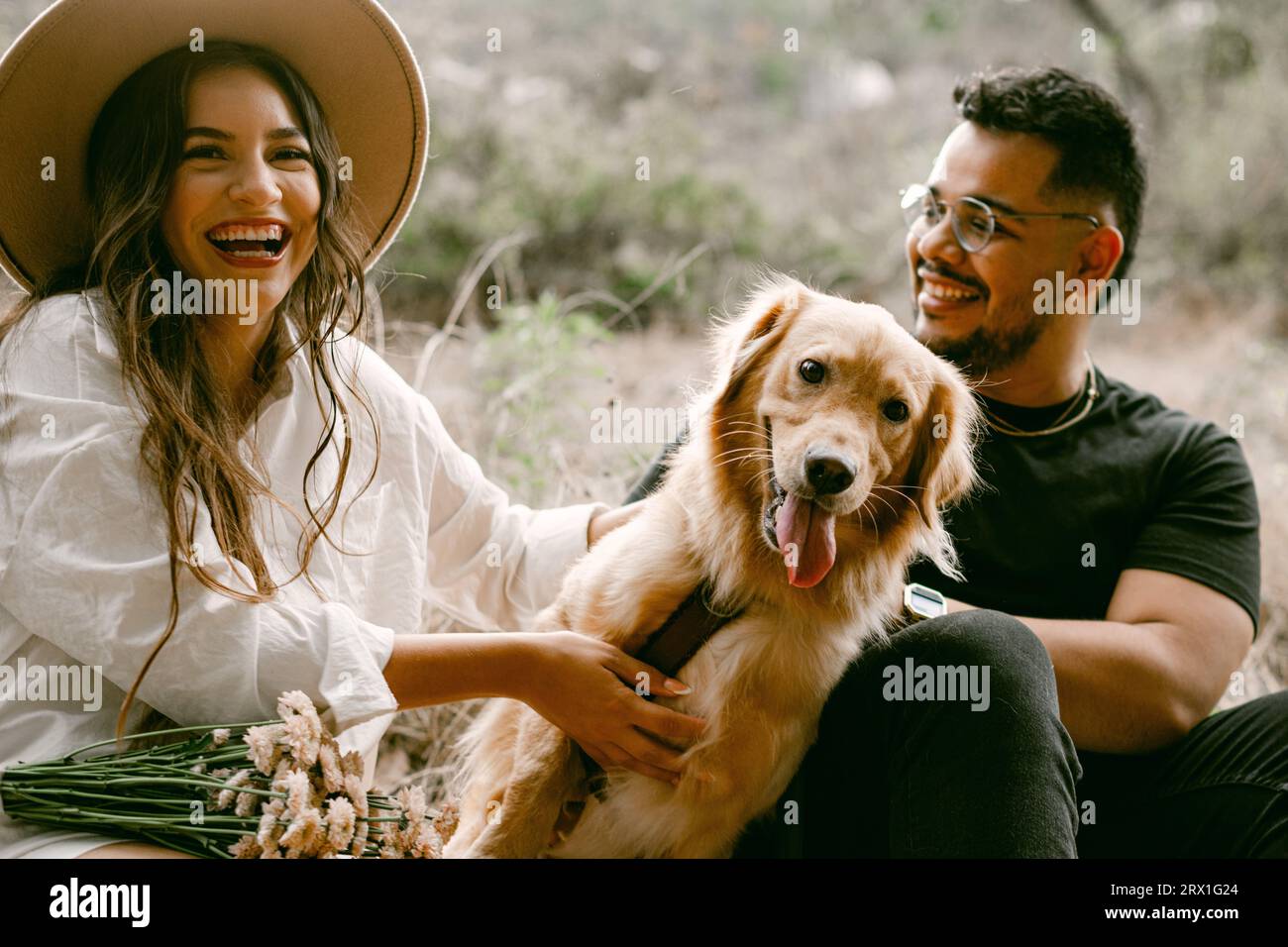 Young twenties couple dog hi-res stock photography and images - Alamy