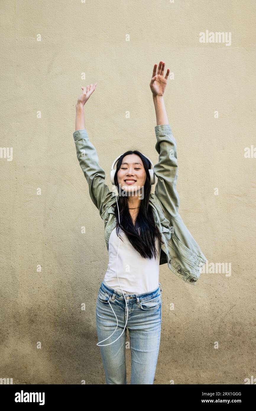 Dancing to radio hi-res stock photography and images - Alamy