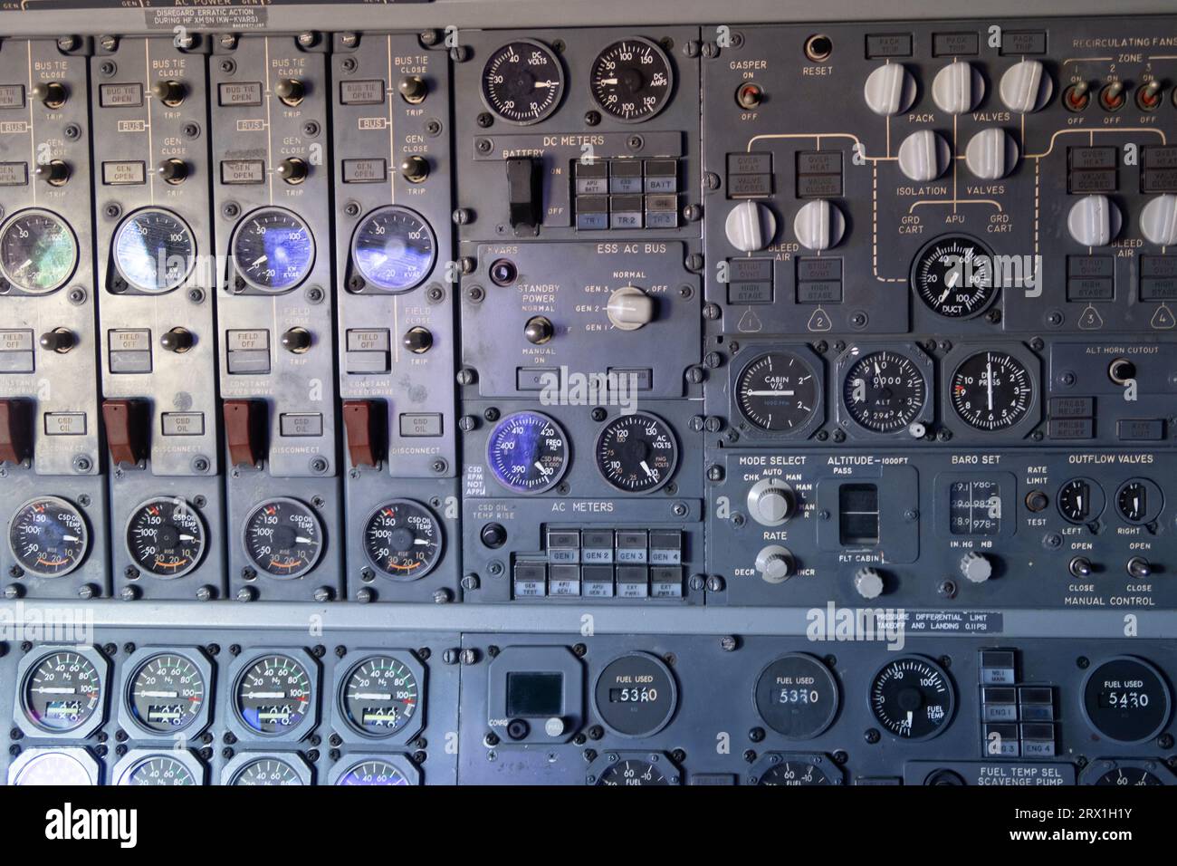 Boeing 747 cockpit hi-res stock photography and images - Alamy