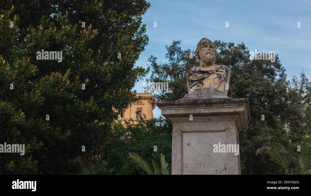 Bust giuseppe garibaldi in piazza hi-res stock photography and images ...